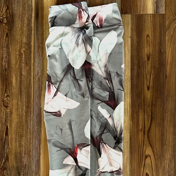 Fabletics | Pants & Jumpsuits | Rare Floral Fabletics Medium Leggings ...